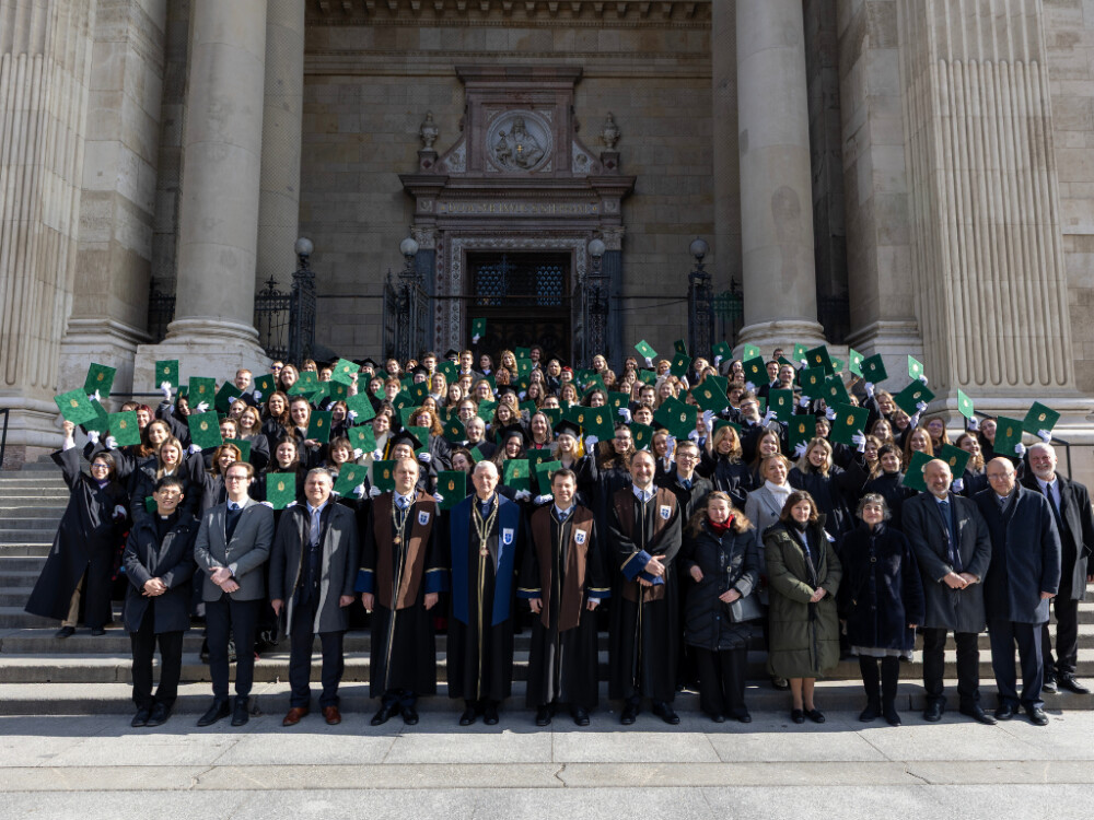 Több száz hallgató vehette át diplomáját a Pázmány 2025...